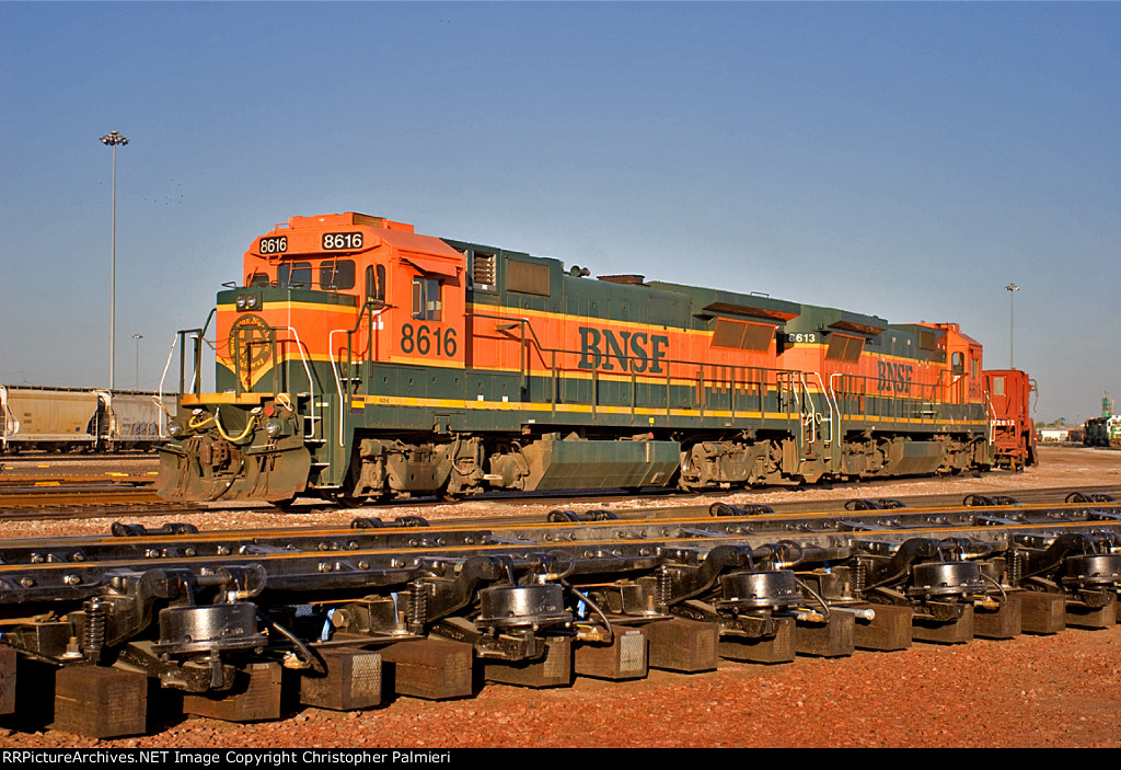 BNSF 8616 and BNSF 8613